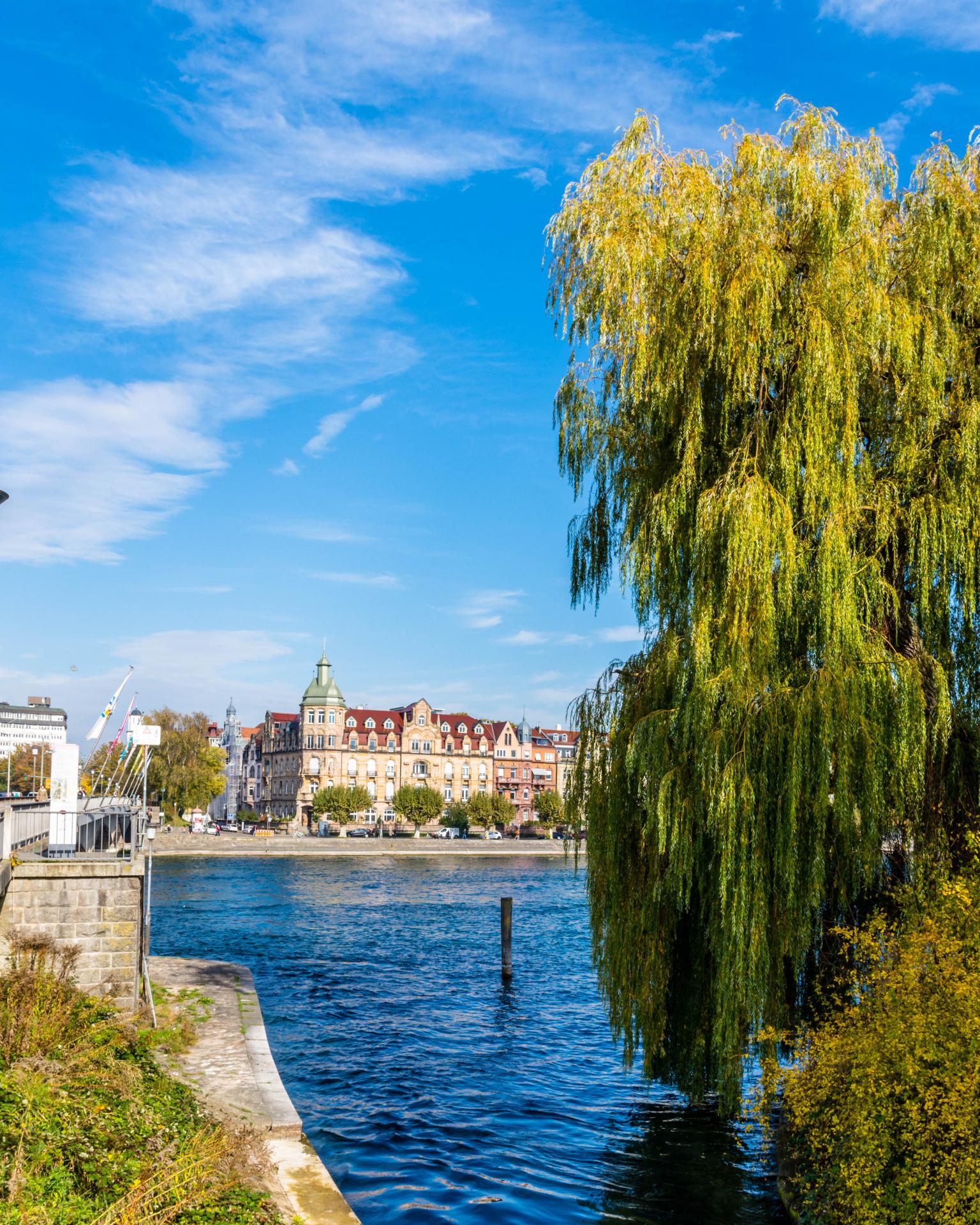Konstanz Seestrasse Rhein Bodensee – and what do you see